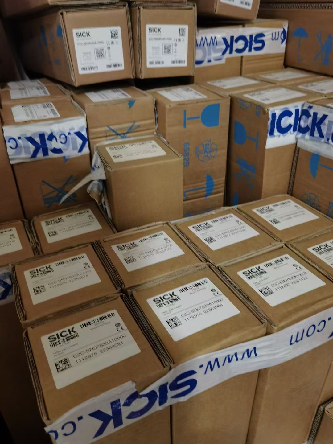 SICK Laser distance sensors DL100-21AA2101 Part no.: 1052684 ...